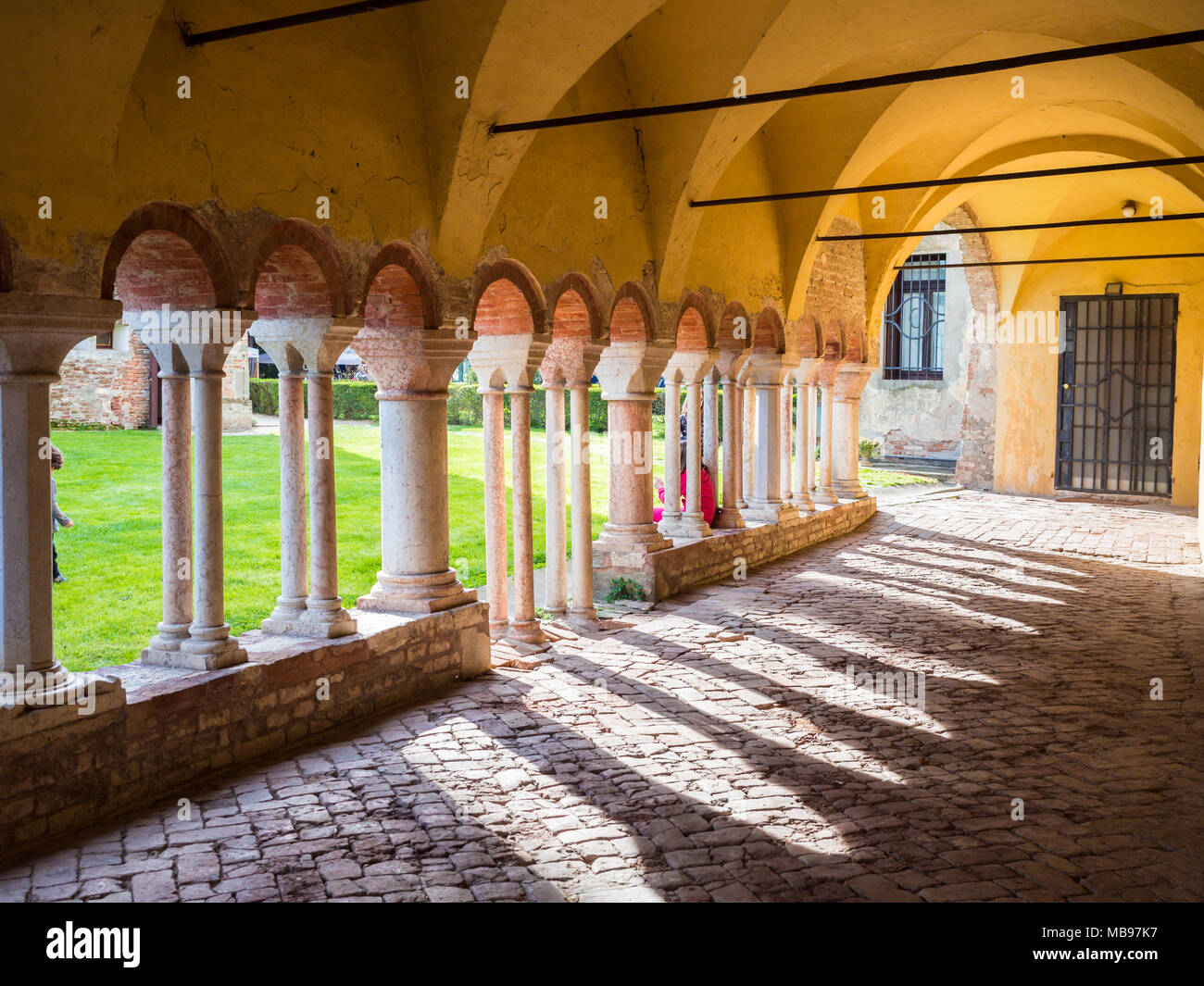 White stone columns hi-res stock photography and images - Alamy