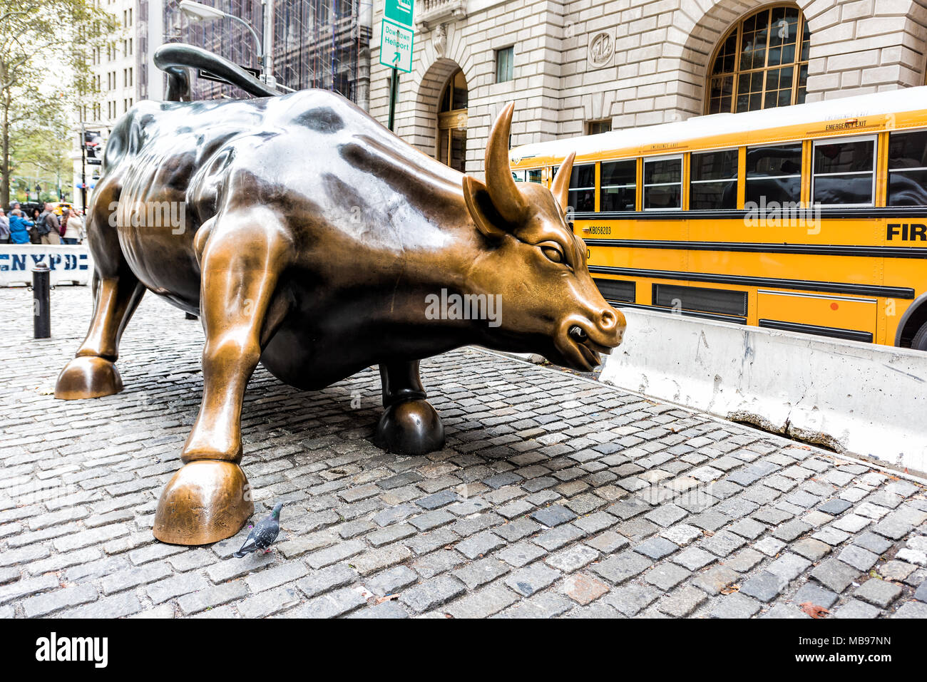 Bull outside stock exchange exchange hi-res stock photography and ...