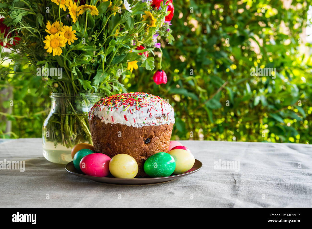 Easter Pastry (Kulich) and easter eggs Stock Photo - Alamy