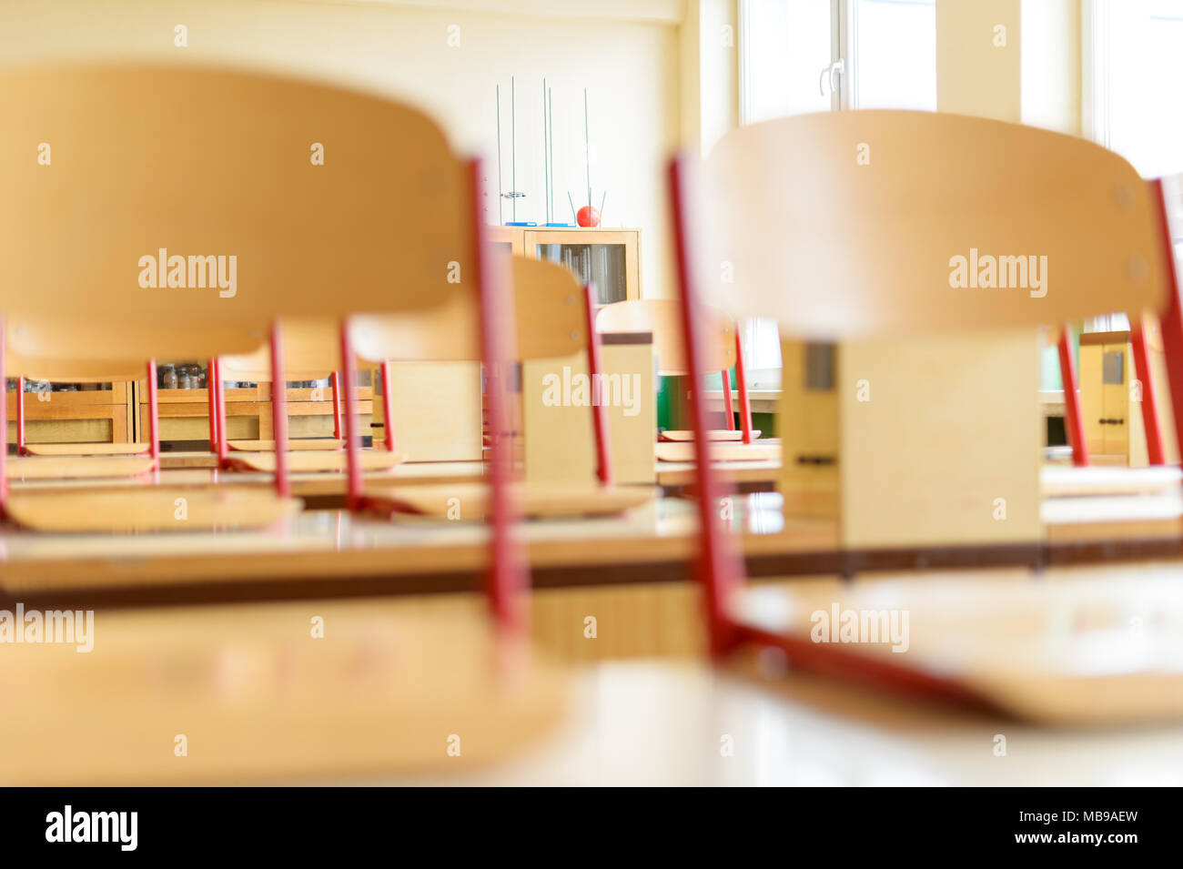 Empty science lab classroom hi-res stock photography and images - Alamy