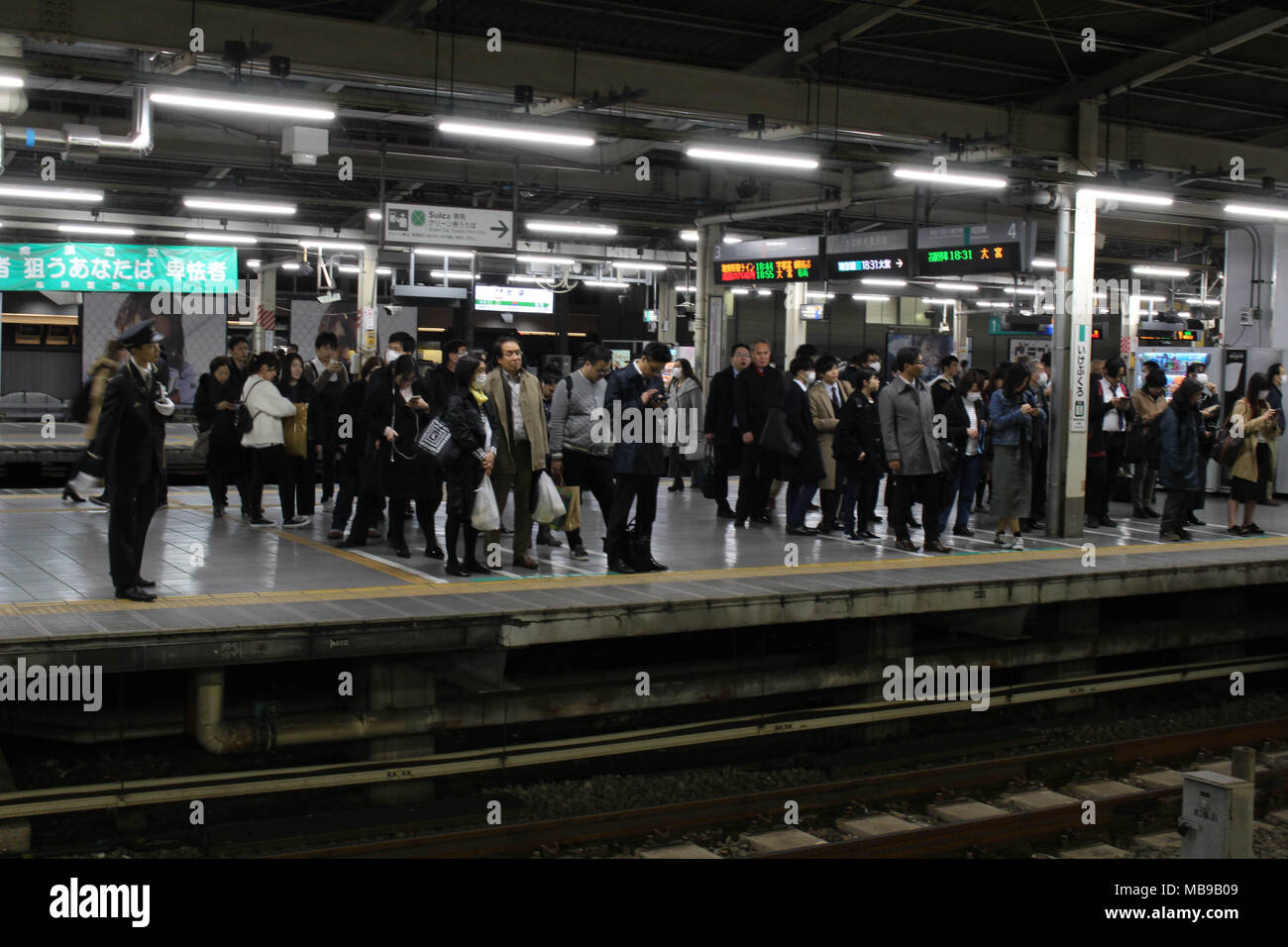 The crowded, packed, and scrambled life at Japanese train stration ...