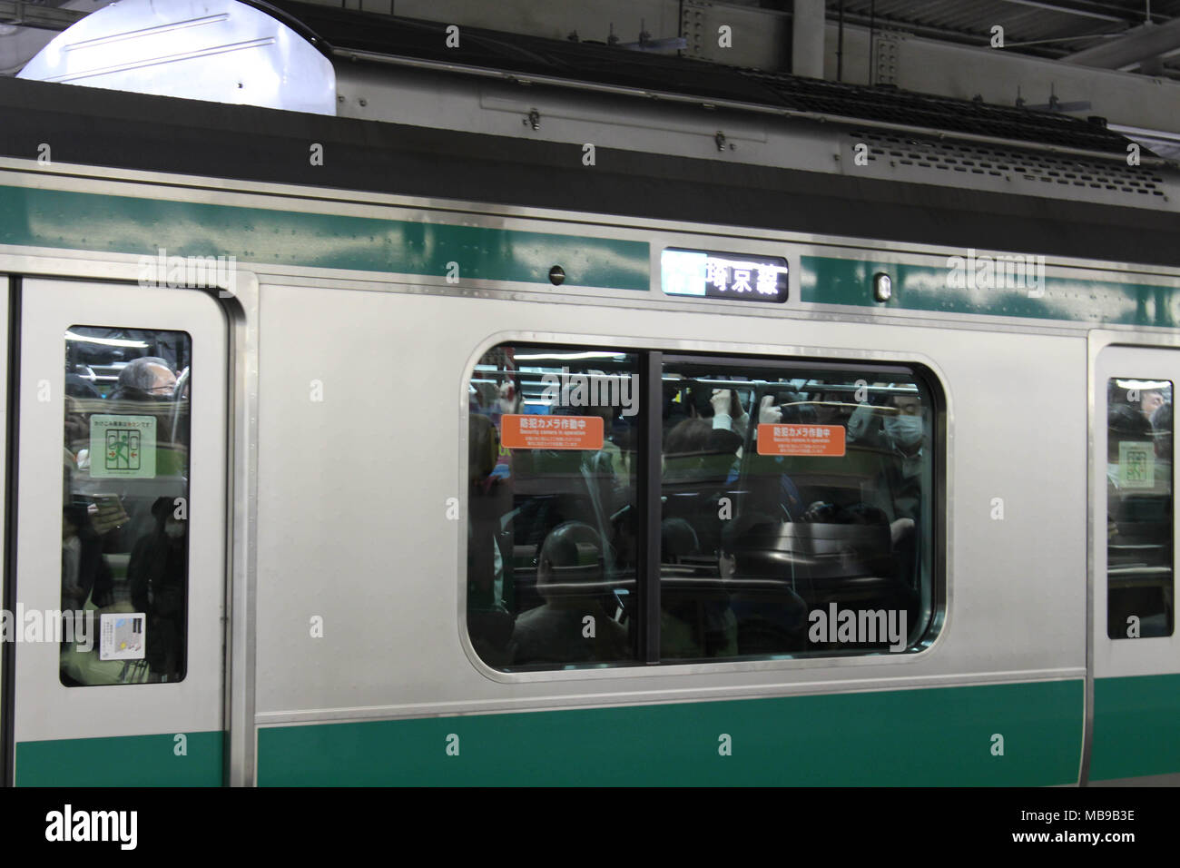 The crowded, packed, and scrambled life at Japanese train stration ...