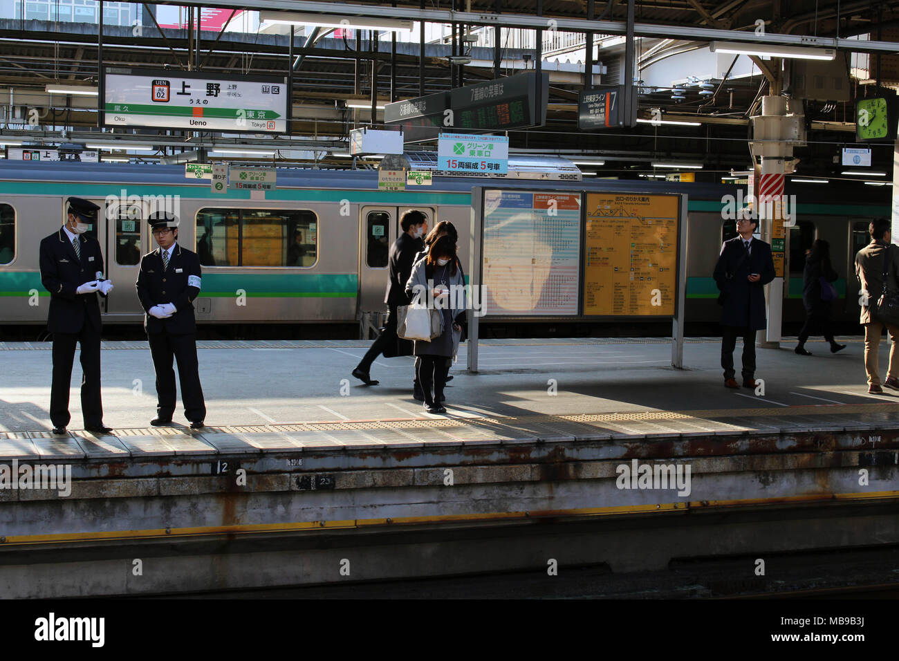 The crowded, packed, and scrambled life at Japanese train stration ...