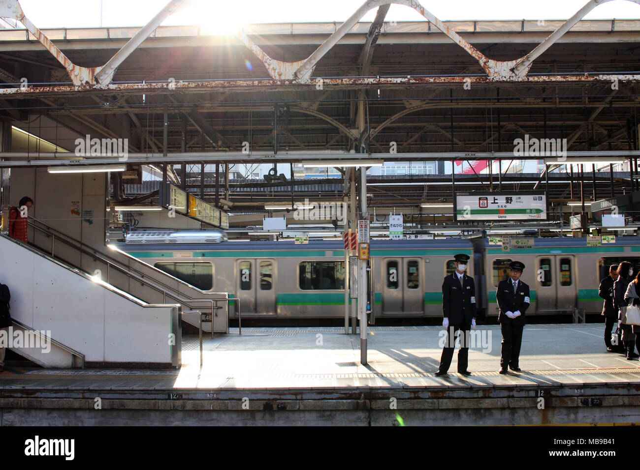 The crowded, packed, and scrambled life at Japanese train stration ...