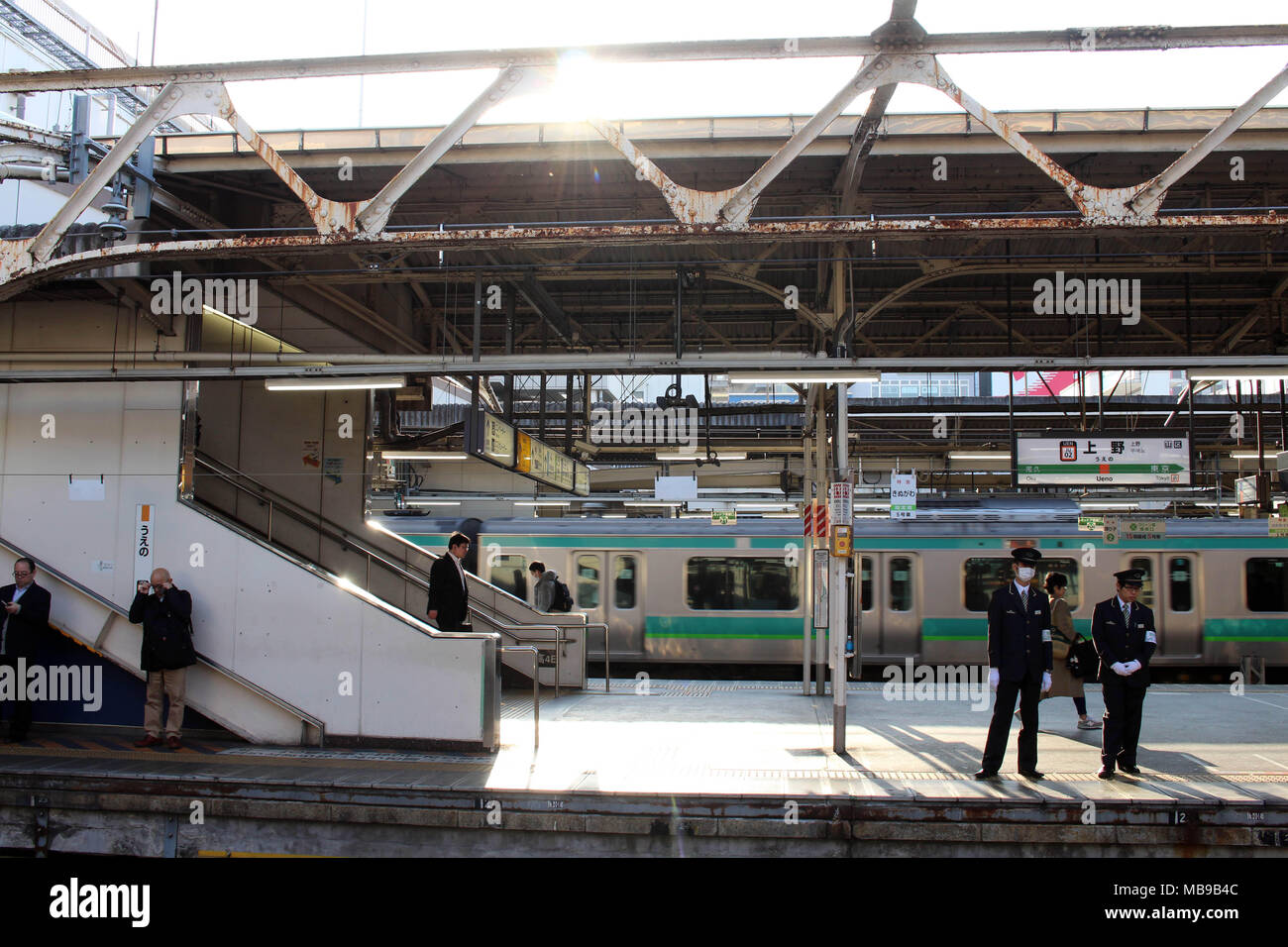 The crowded, packed, and scrambled life at Japanese train stration ...