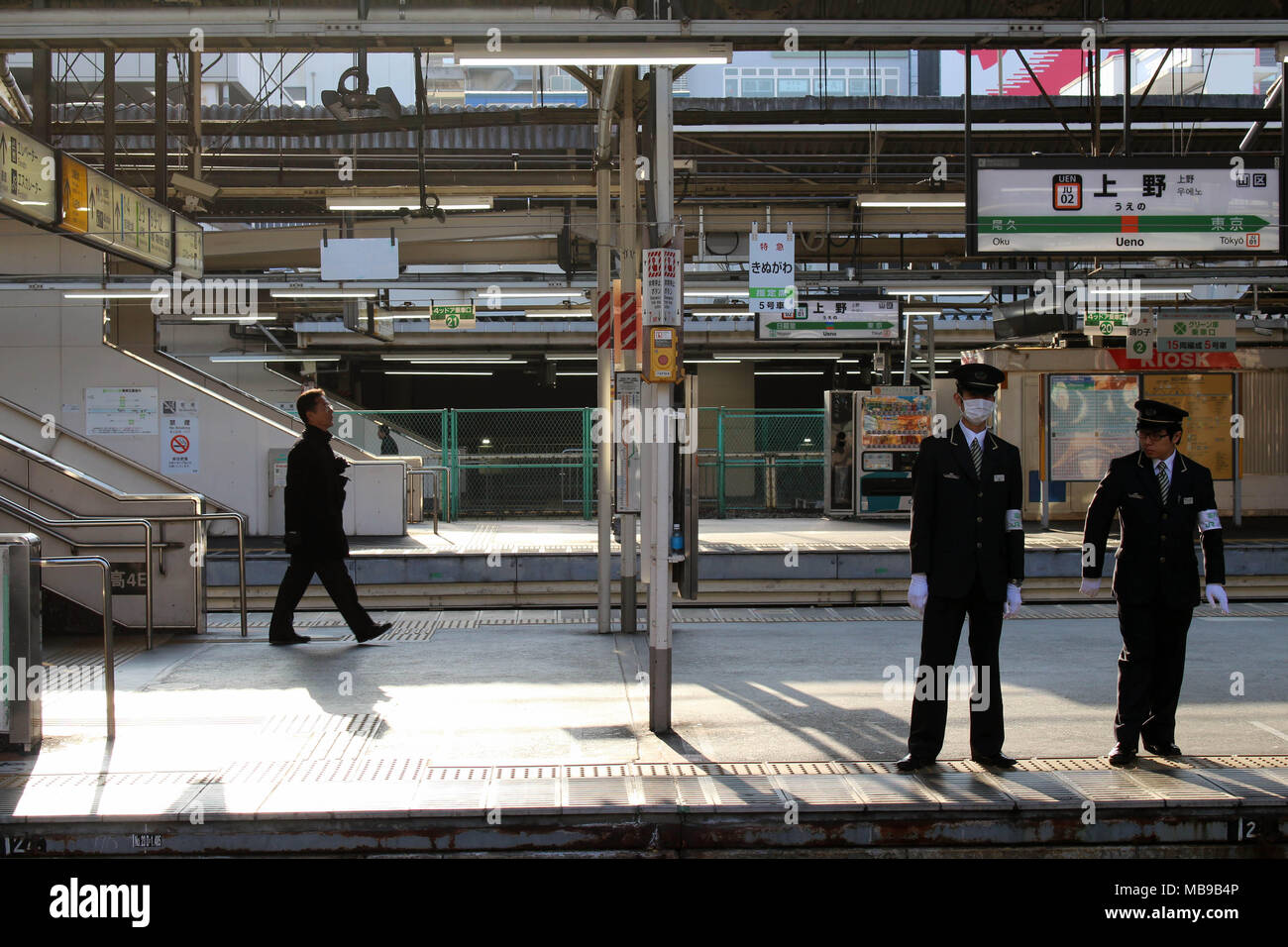 The crowded, packed, and scrambled life at Japanese train stration ...