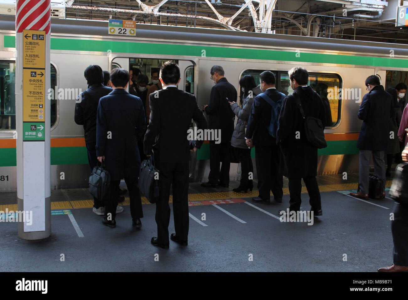 The crowded, packed, and scrambled life at Japanese train stration ...