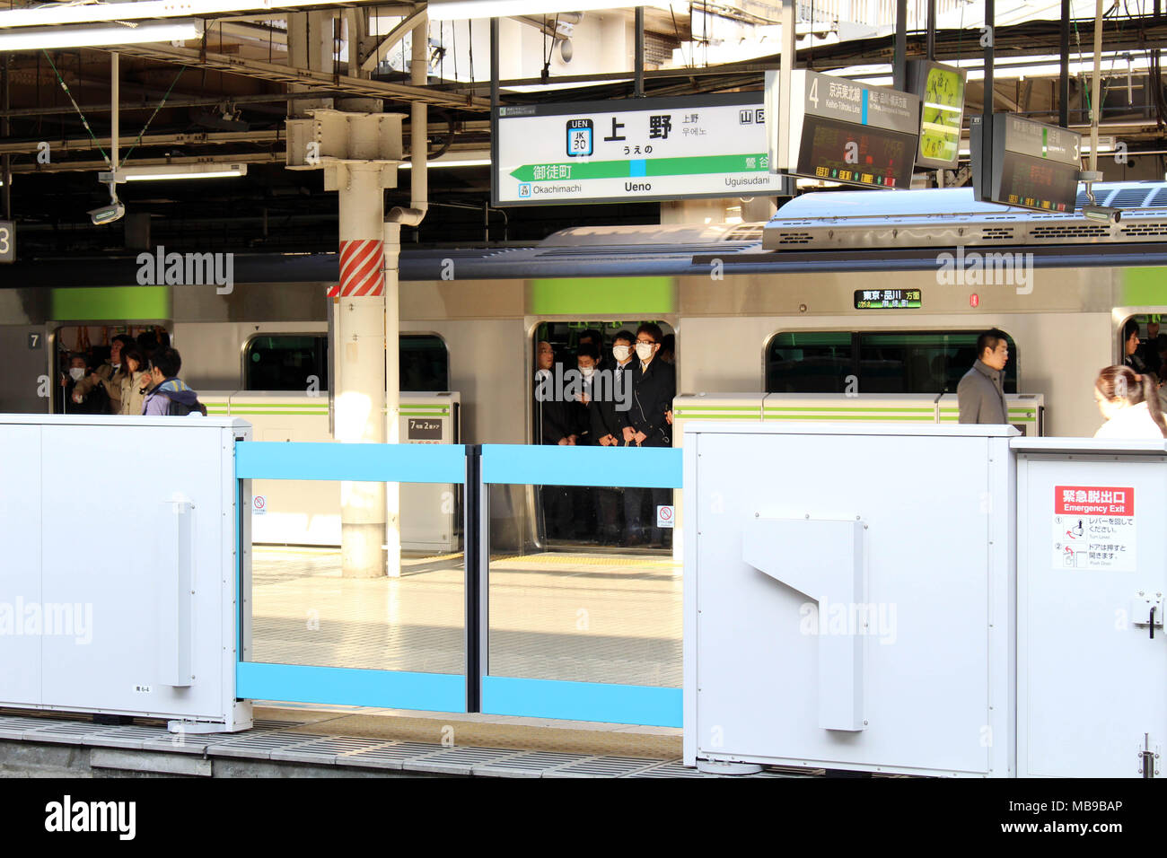 The crowded, packed, and scrambled life at Japanese train stration ...