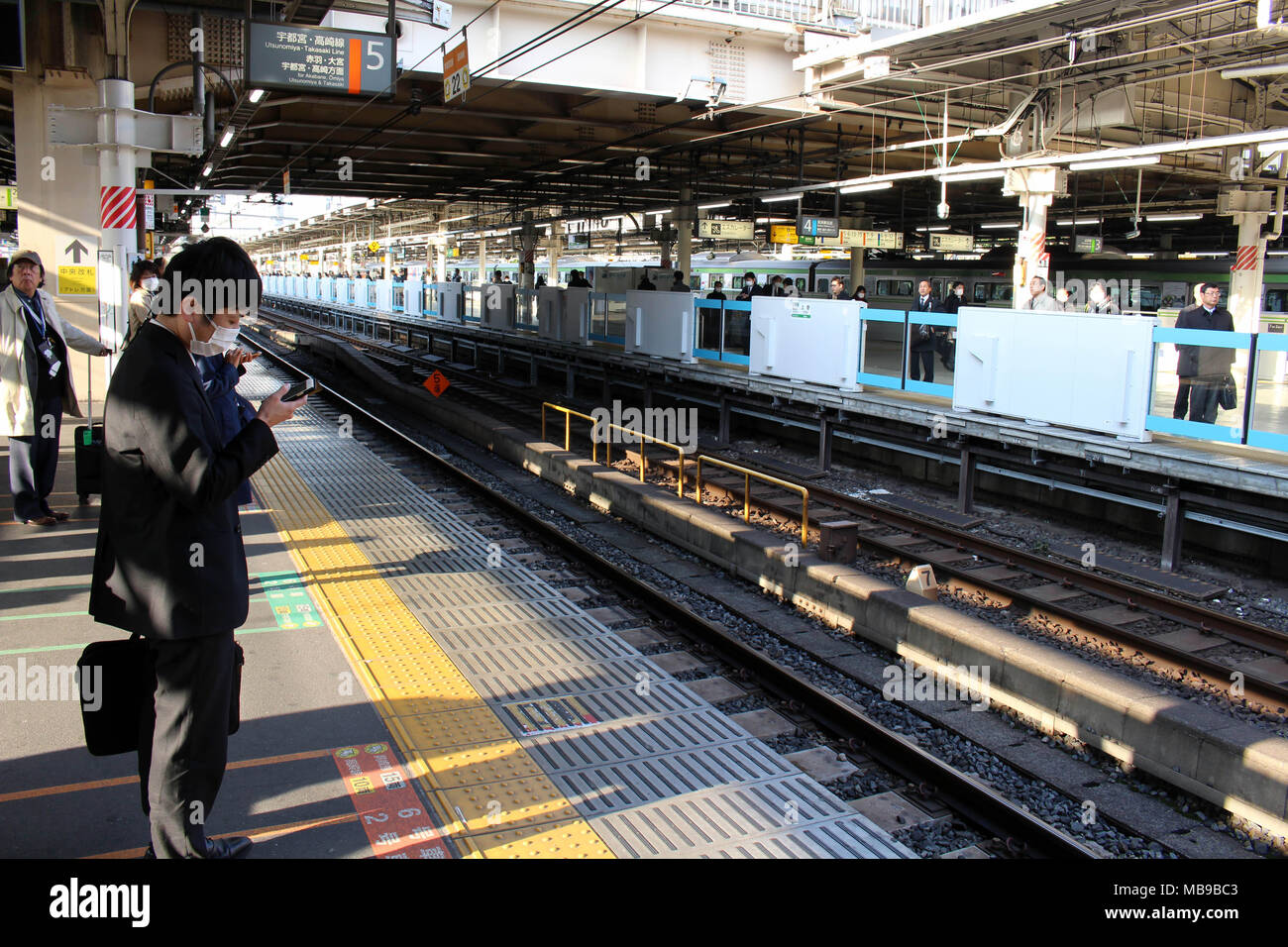 The crowded, packed, and scrambled life at Japanese train stration ...