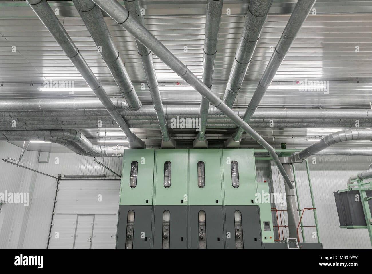 Industrial ceiling pipe hi-res stock photography and images - Alamy