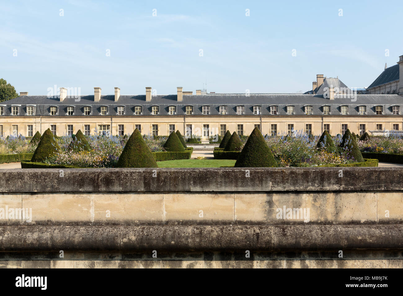 Park near main entrance Les Invalides. Paris, France Stock Photo - Alamy