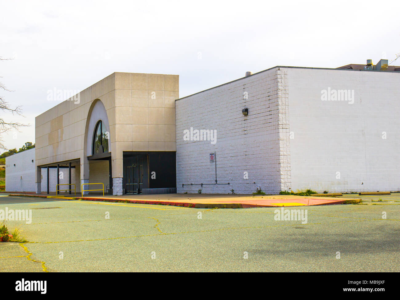 Vacant Big Box Building Stock Photo - Alamy
