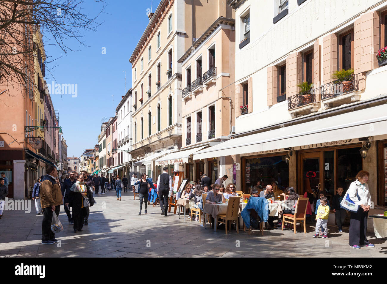 Busy street scene on Strada Nova, Cannaregio, Venice, Veneto, Italy ...