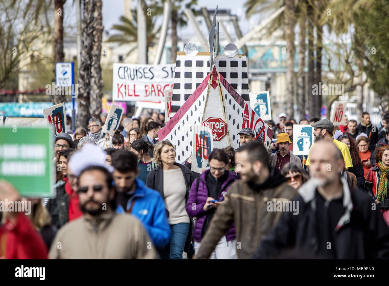 Barcelona, Spain. 7th Apr, 2018. Protesters seen marching on the street ...