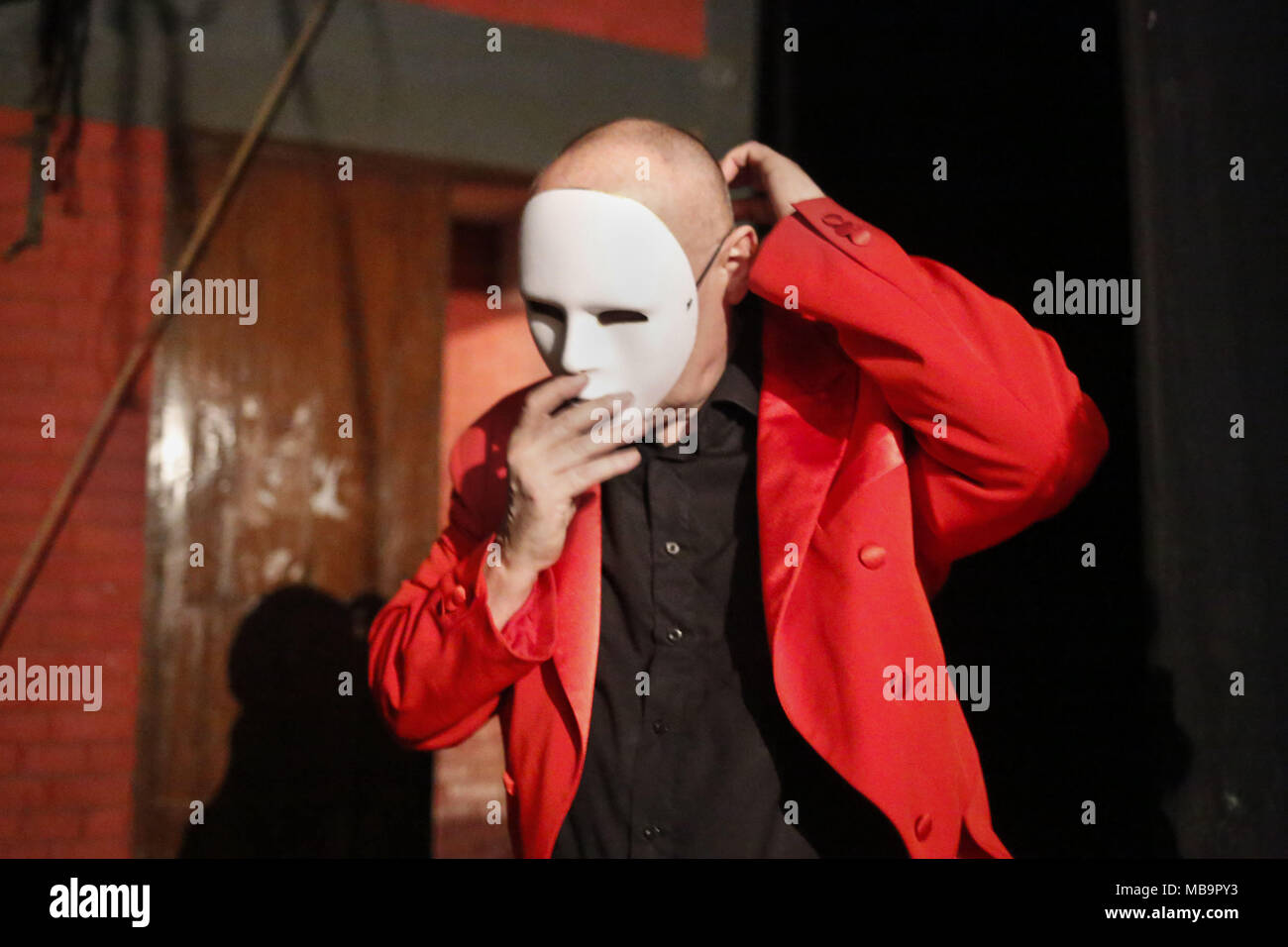 Dhaka, Bangladesh. 8th Apr, 2018. A German mime artist Nemo is ...