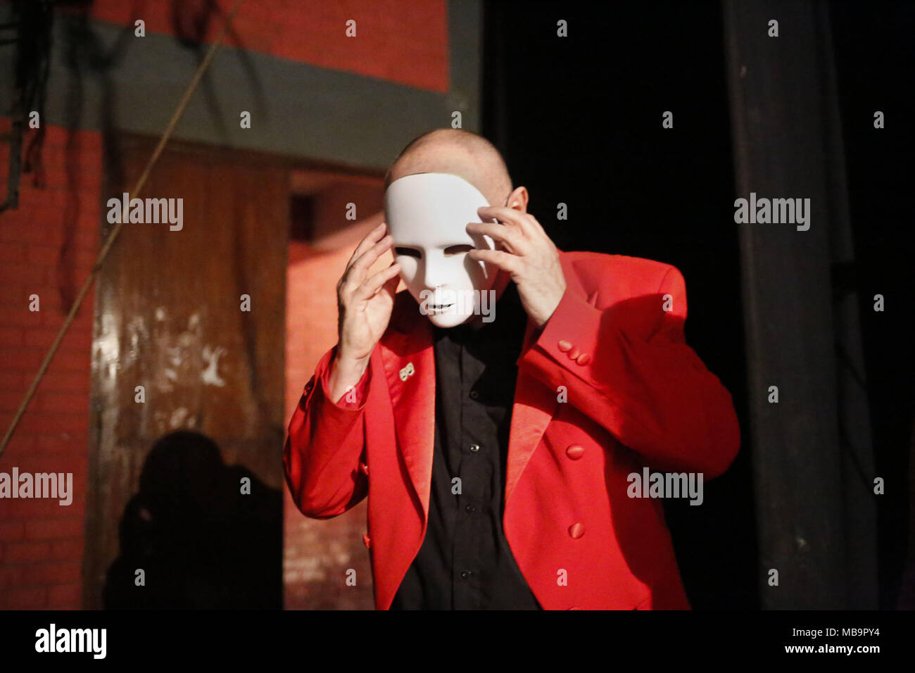 Dhaka, Bangladesh. 8th Apr, 2018. A German mime artist Nemo is ...