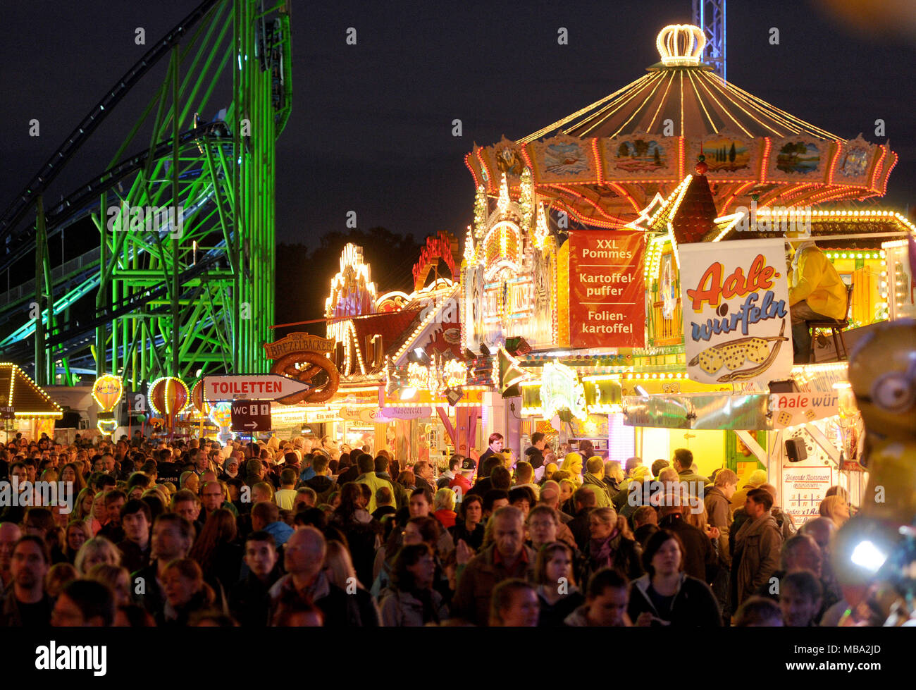 Bremen, Germany. 18th Oct, 2014. Visitors at the 979th Freimarkt fair ...