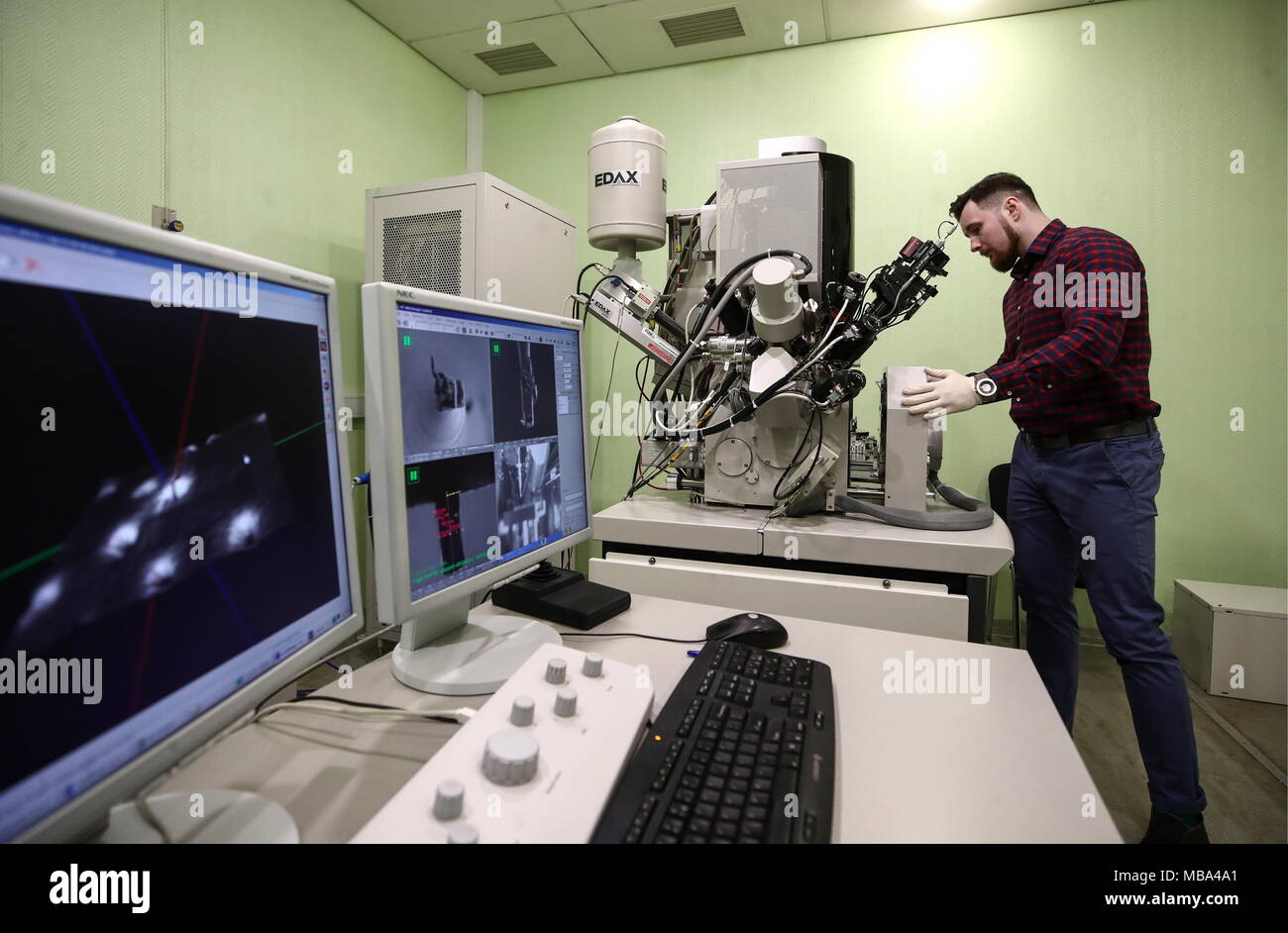 Electron Microscopy Lab High Resolution Stock Photography and Images ...