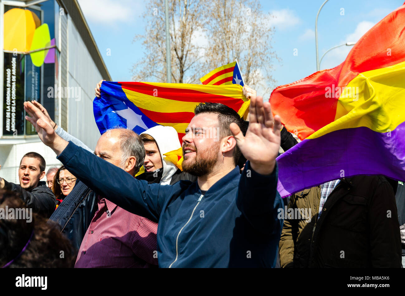 Linked arms protest hi-res stock photography and images - Alamy