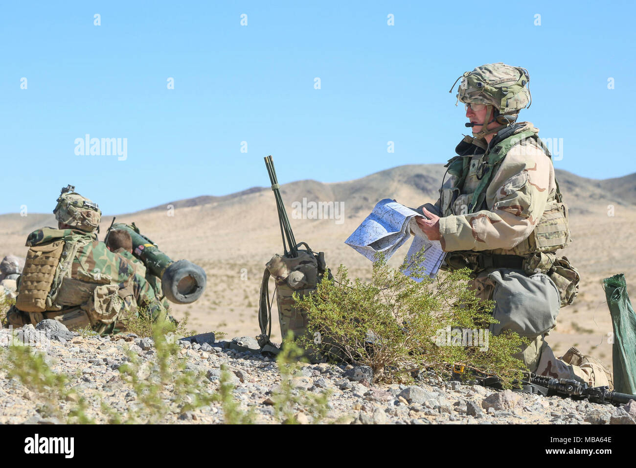 Soldier reading a map hi-res stock photography and images - Alamy