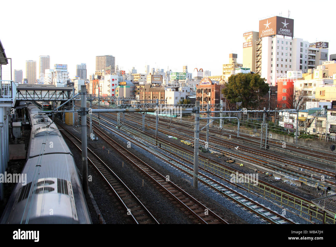 Busy and unbusy train operation in Tokyo, Japan. Taken in Tokyo ...