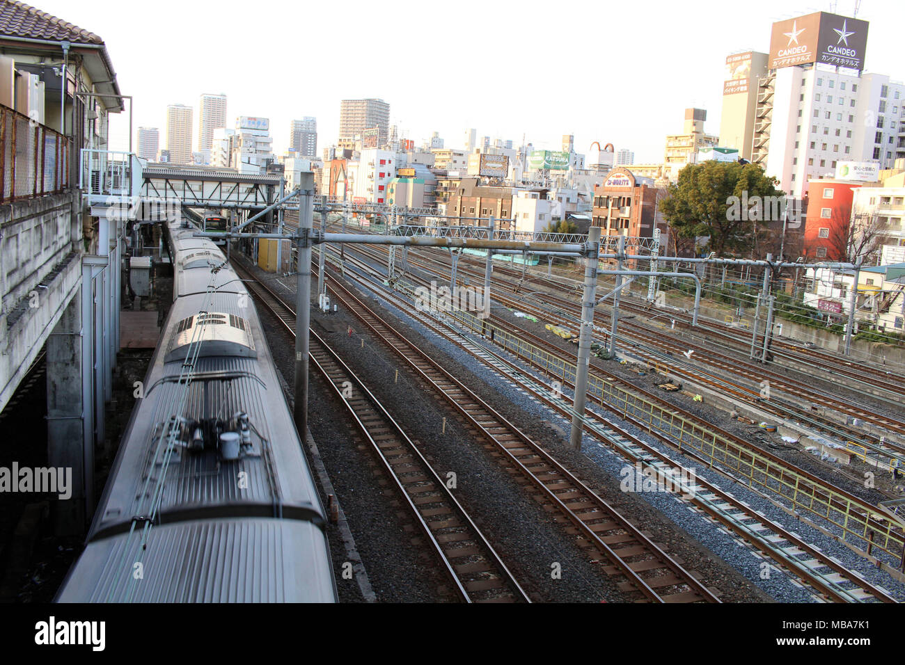 Busy and unbusy train operation in Tokyo, Japan. Taken in Tokyo ...