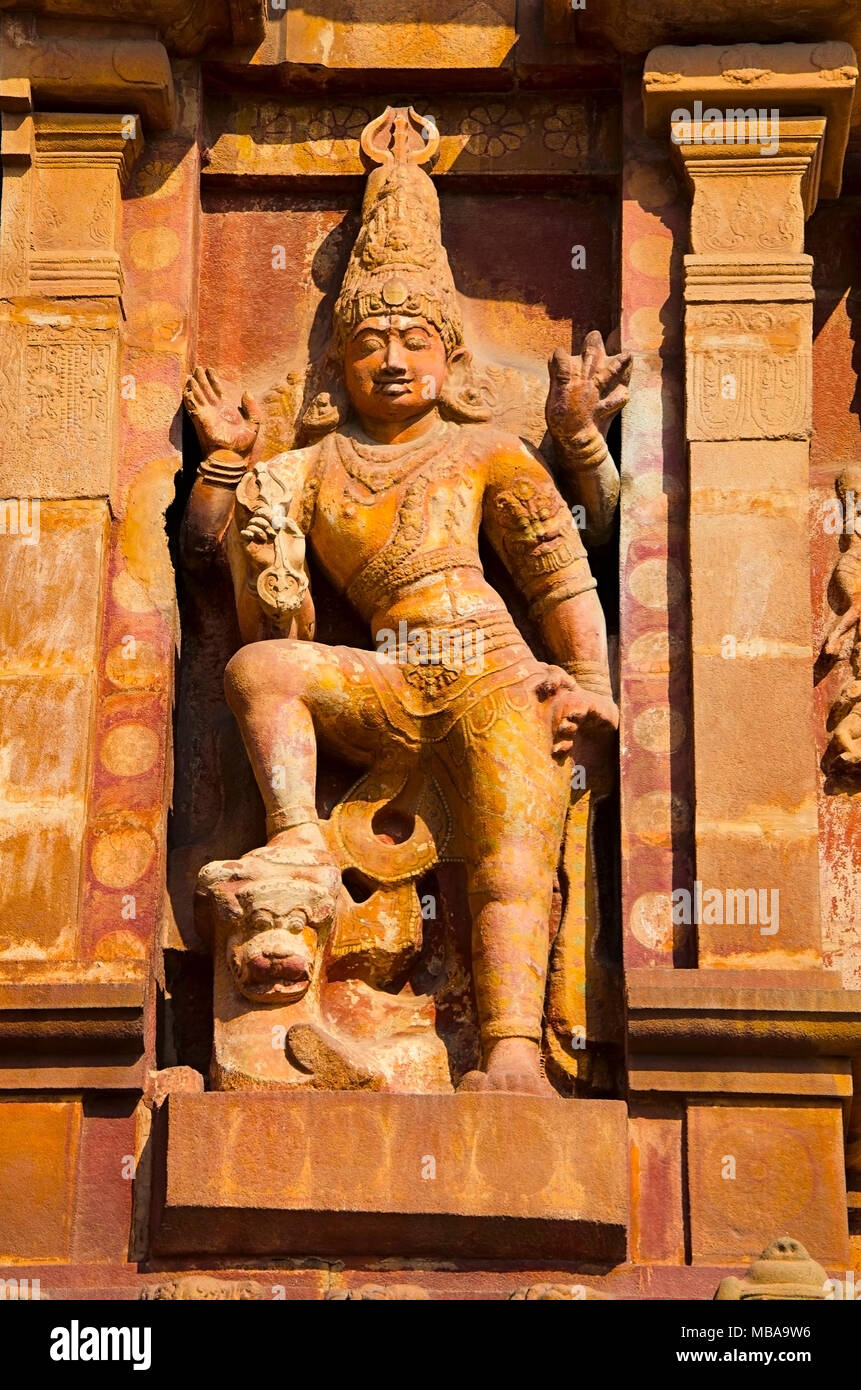 Carved idols on the outer wall of the Brihadishvara Temple, Thanjavur ...
