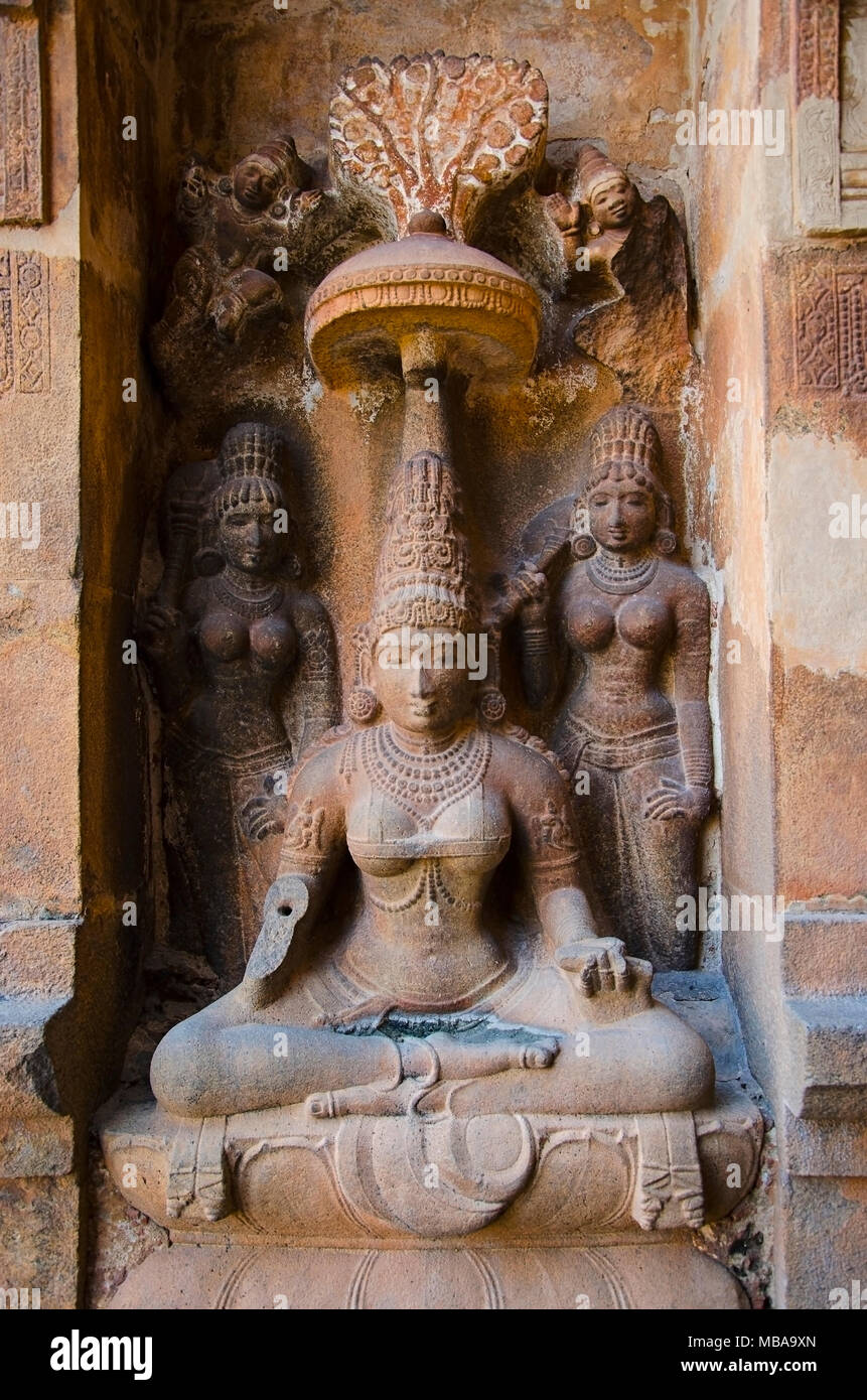 Carved stone idol on the outer wall of the Brihadishvara Temple ...