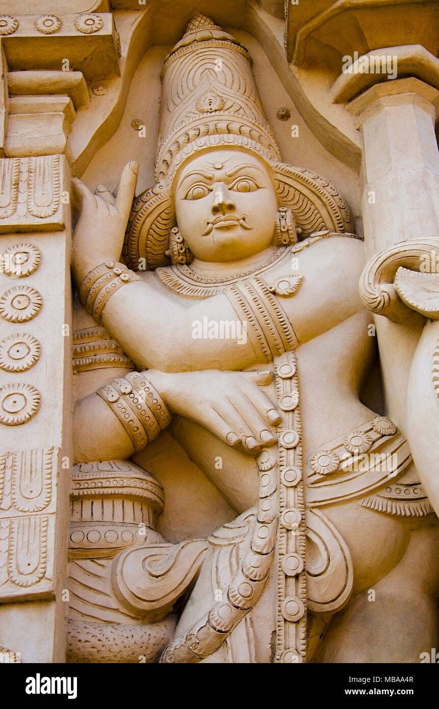 Carved idol on the outer wall of the Kanchi Kailasanathar temple ...