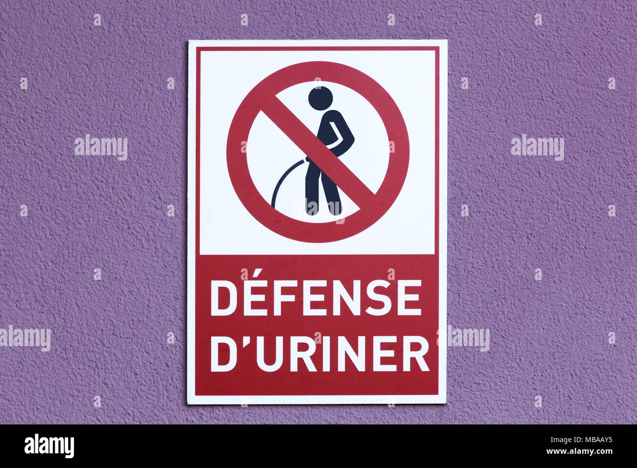 No peeing area sign in French Stock Photo - Alamy
