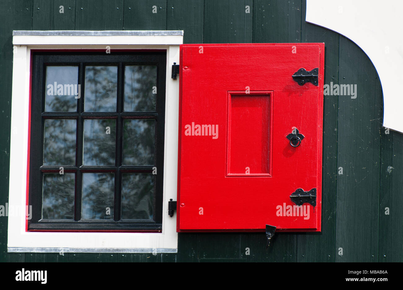 Traditional outdoor windows hi-res stock photography and images - Alamy