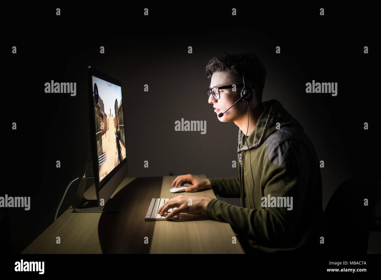Man dark computer back view hi-res stock photography and images - Alamy