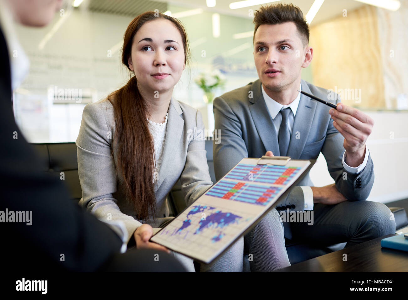 Woman gesturing presenting graph hi-res stock photography and images ...