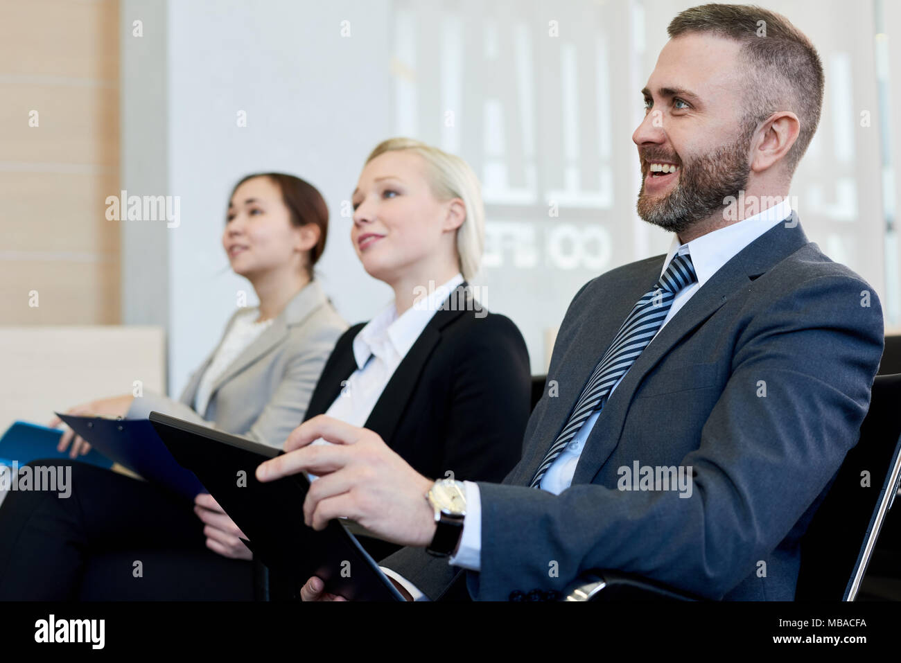 Audience listening speech hi-res stock photography and images - Alamy