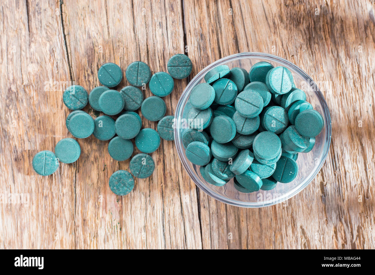 Green tablets vitamins spirulina hi-res stock photography and images ...