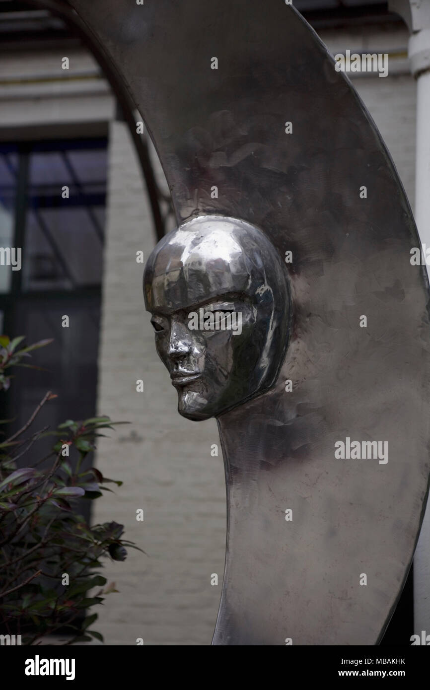 Half moon sculpture hi-res stock photography and images - Alamy
