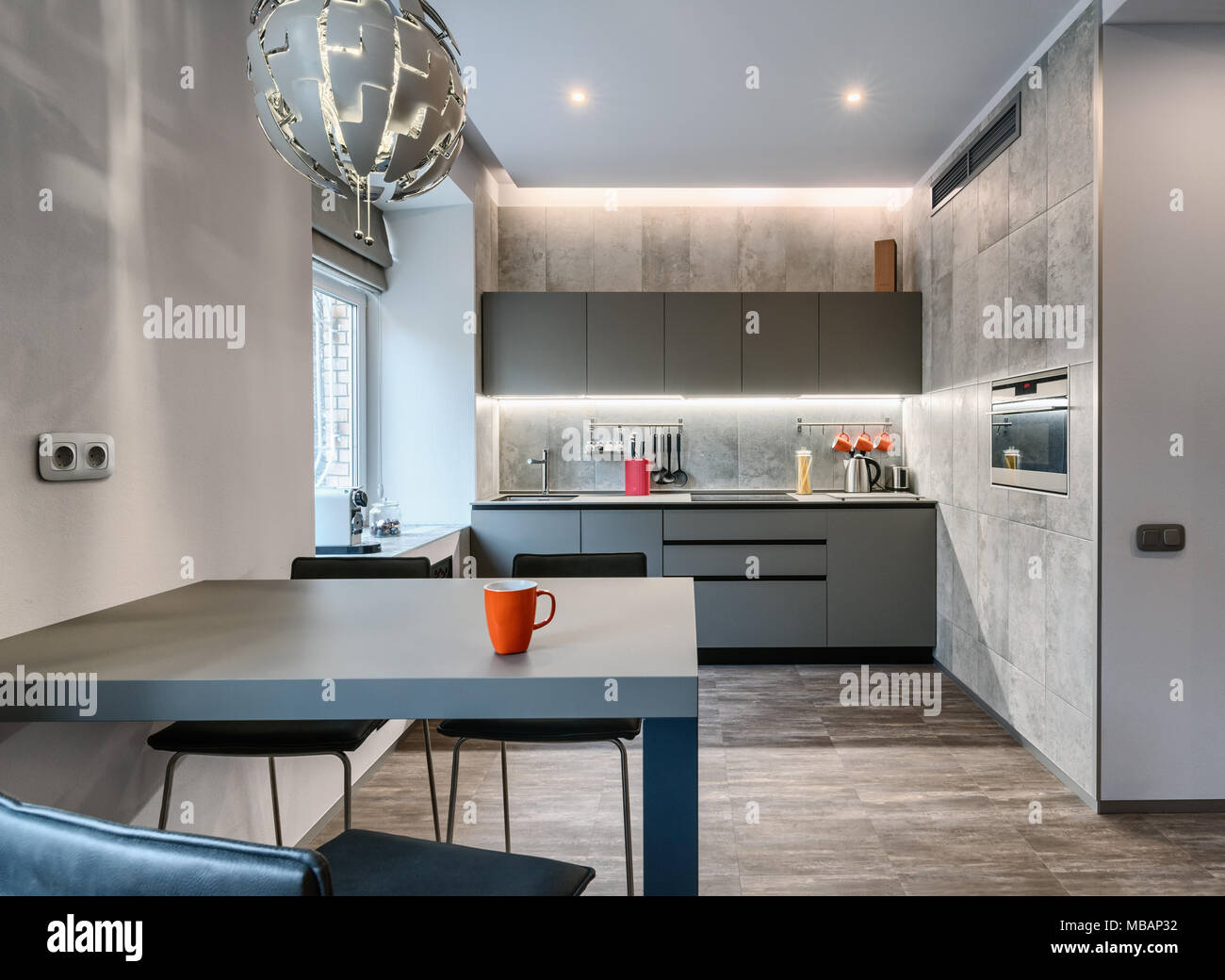 Grey studio hi-res stock photography and images - Alamy