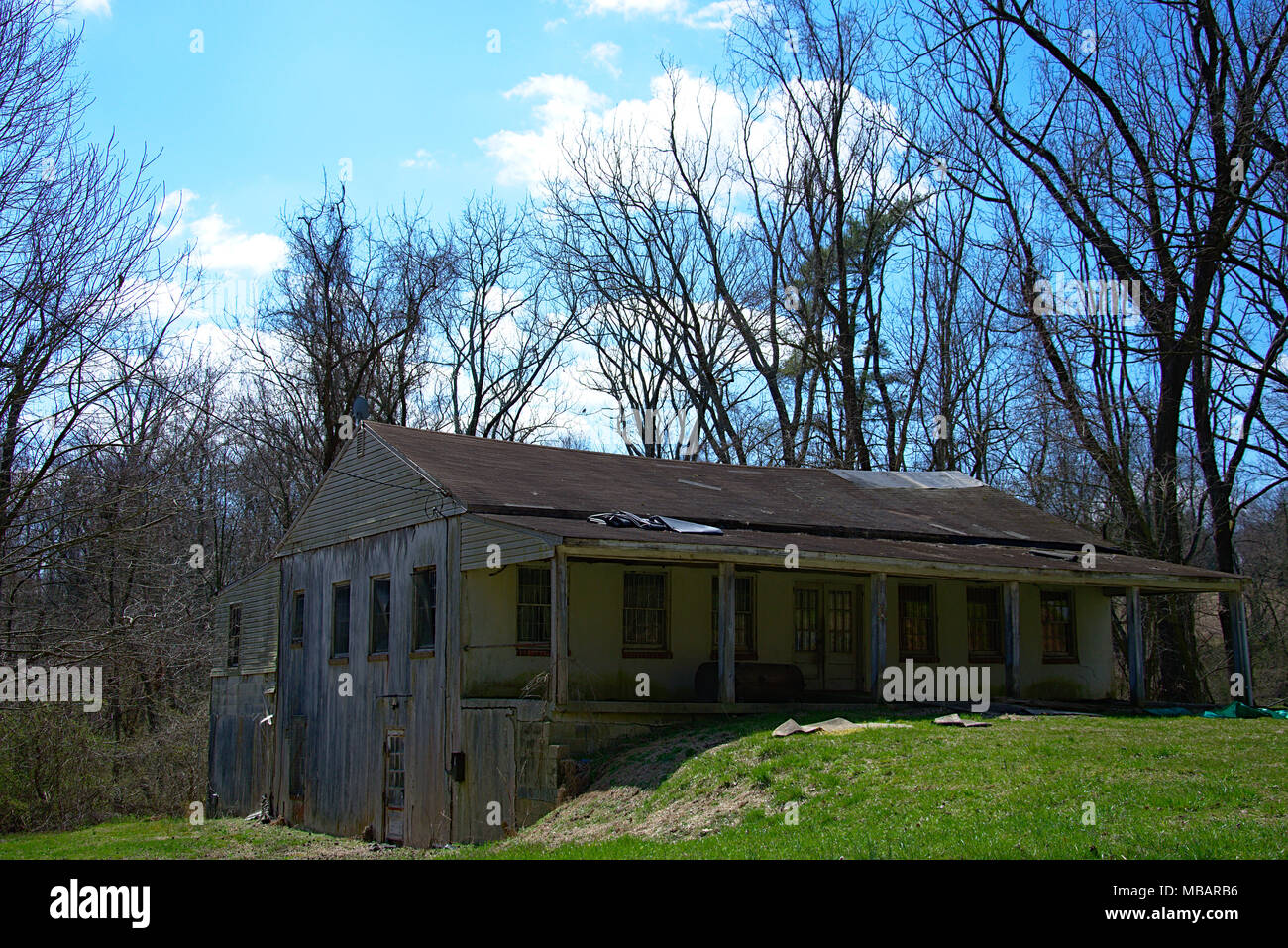 Rundown old house Stock Photo - Alamy