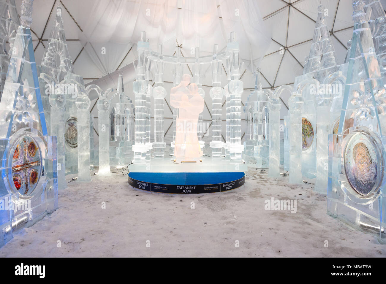 Ice statue hi-res stock photography and images - Alamy