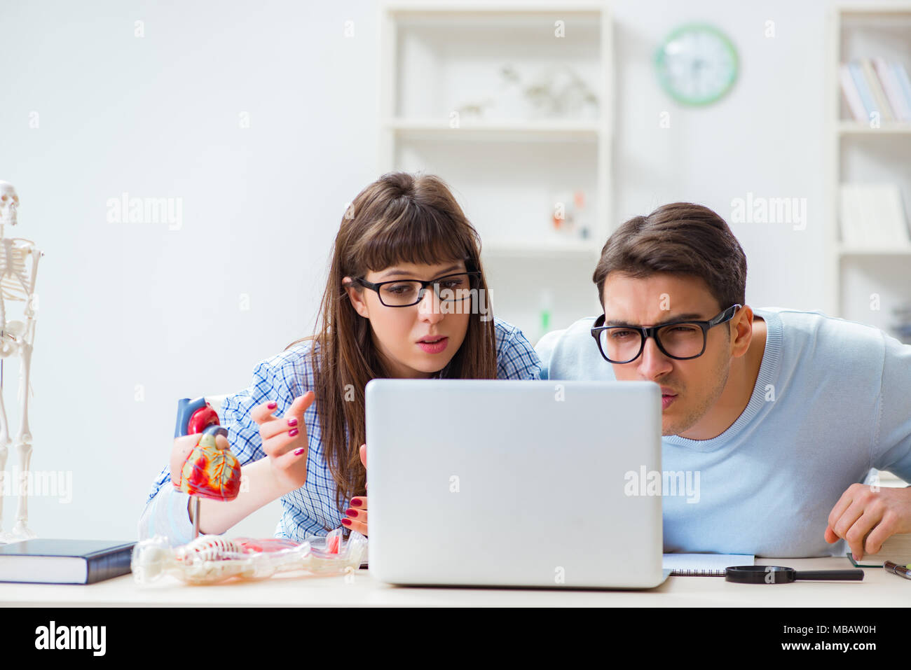 Medical students training online hi-res stock photography and images ...