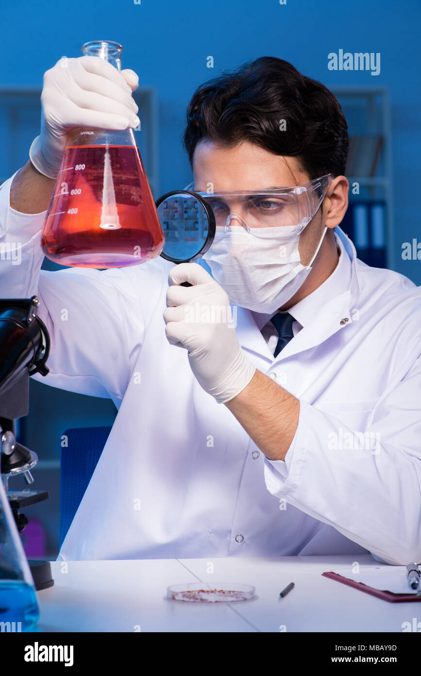 Chemistry assistant working in the chemical lab Stock Photo - Alamy
