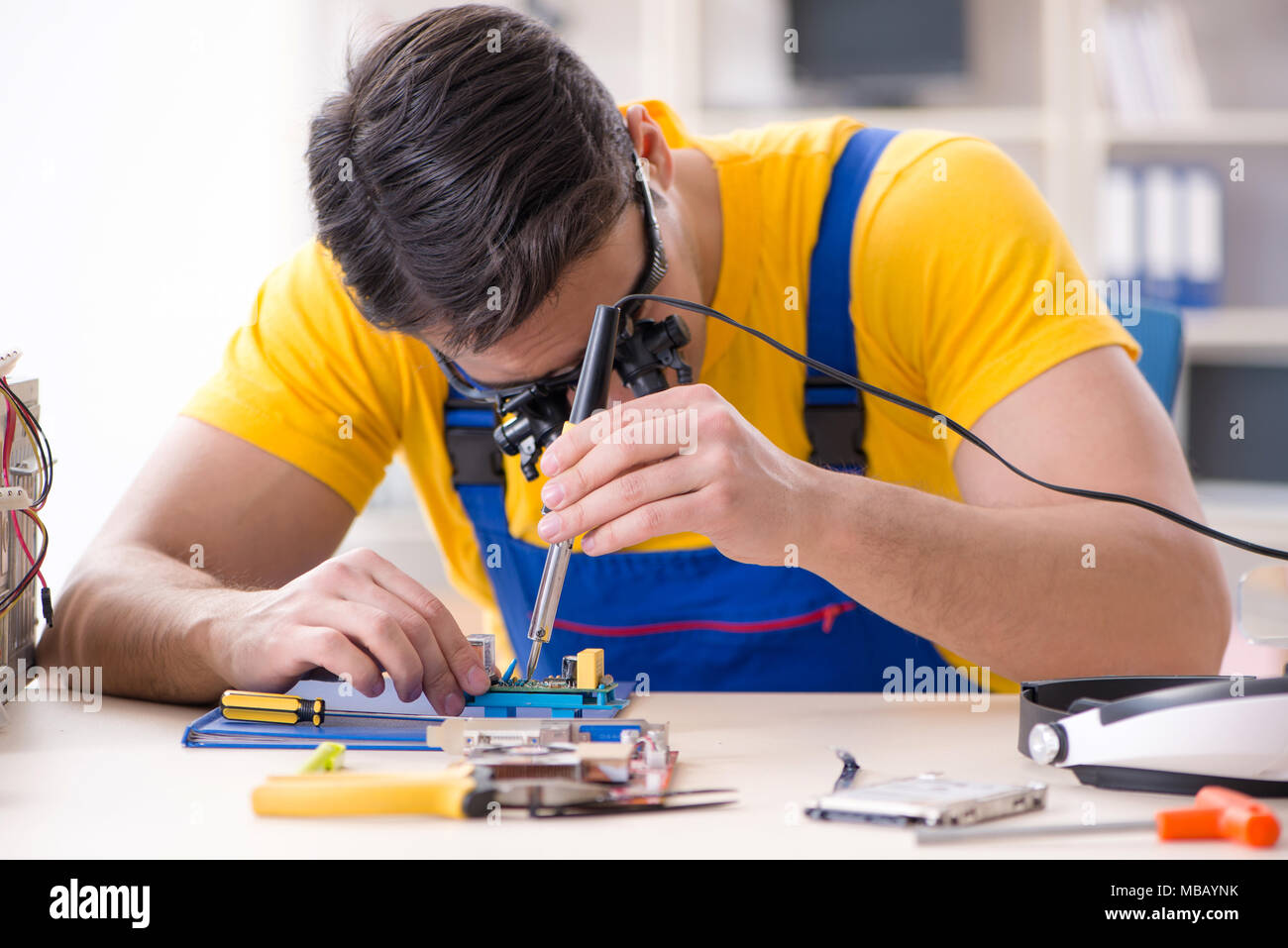 Computer repair technician repairing hardware Stock Photo - Alamy