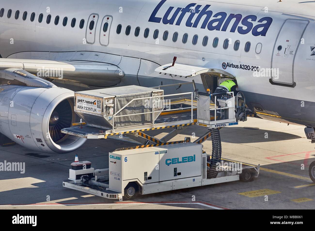 Air cargo uld container hi-res stock photography and images - Alamy