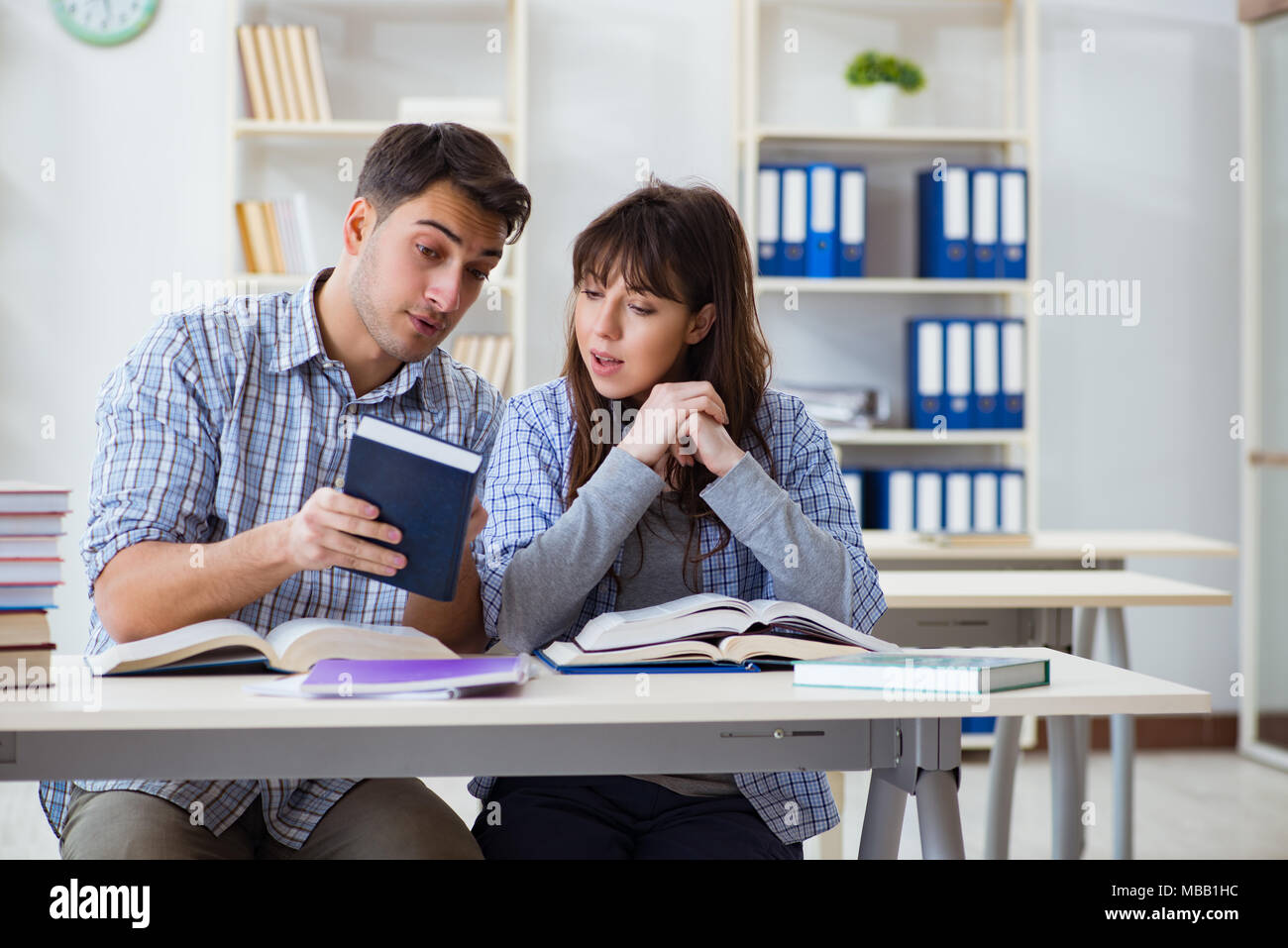 Two teen girl students arguing hi-res stock photography and images - Alamy