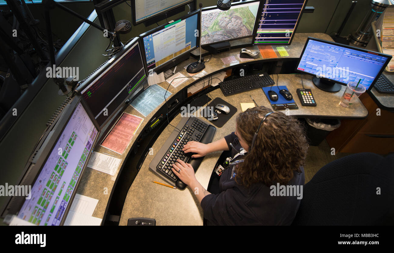911 call center hi-res stock photography and images - Alamy