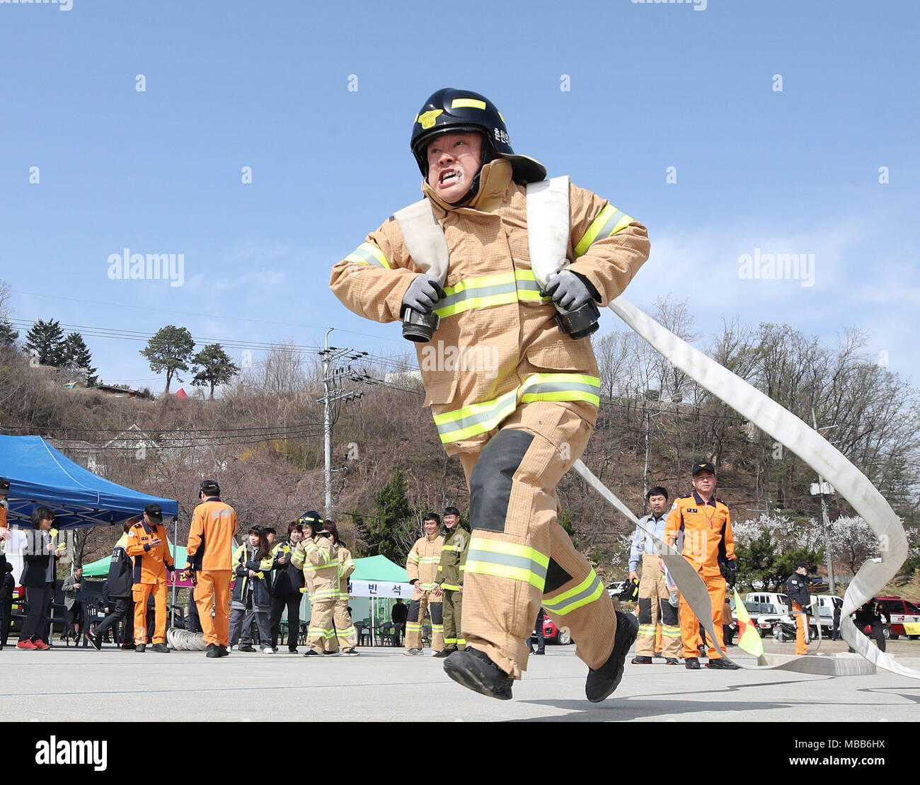 Seoul, South Korea. 10th Apr, 2018. Firefighters' rally A volunteer ...