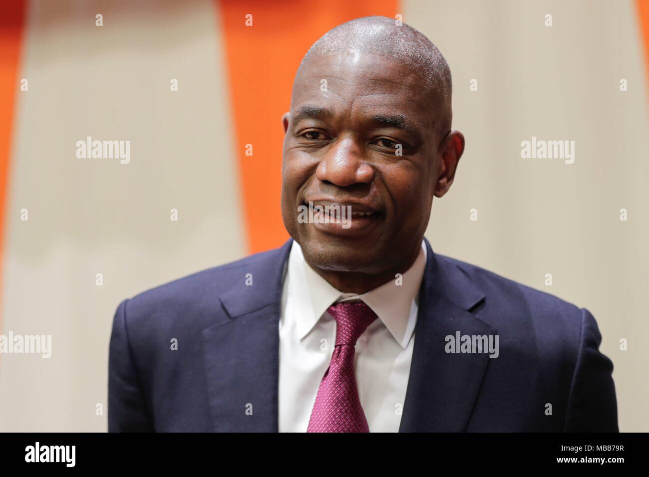Dikembe mutombo hi-res stock photography and images - Alamy