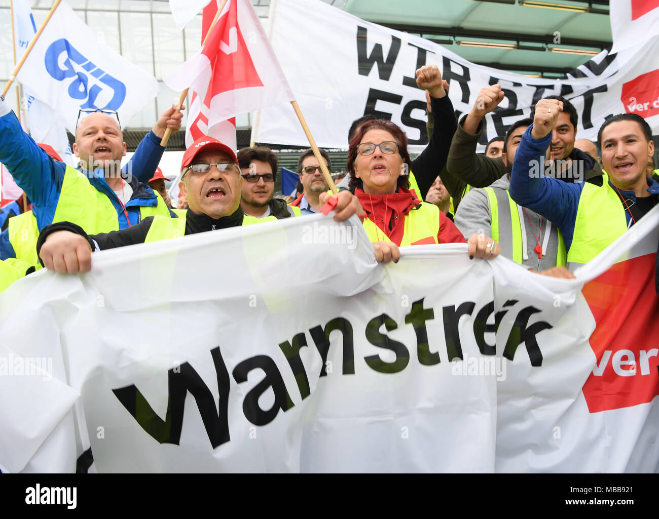10 April 2018, Germany, Frankfurt/Main: Airport employees engage in a ...