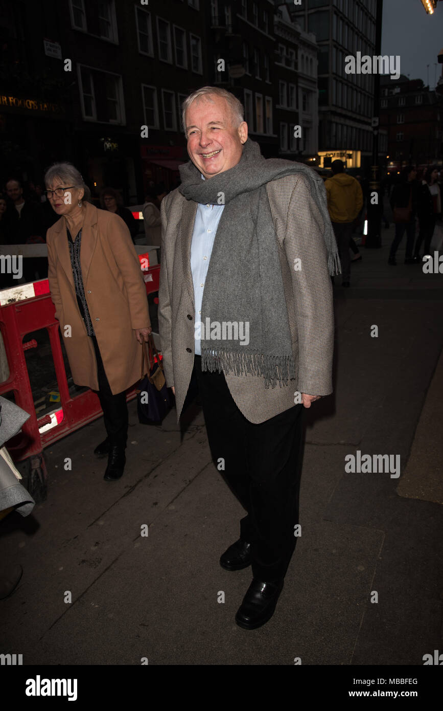 London, UK. 10th April, 2018. Christopher Biggins Arriver at the Quiz ...
