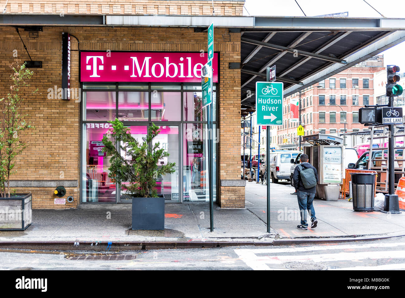 T mobile sign hi-res stock photography and images - Alamy